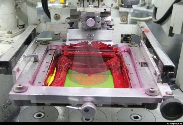 Inside a DVD Manufacturing Plant | Amusing Planet